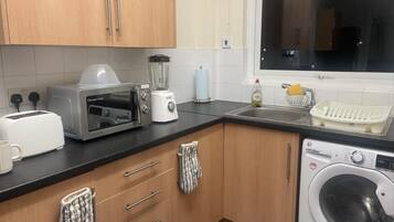 Um frigorífico, um micro-ondas, um forno, uma placa de cozinha