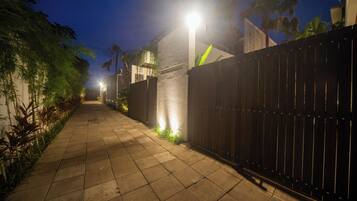 Villa Familiar, vista para a piscina | Vista para a rua