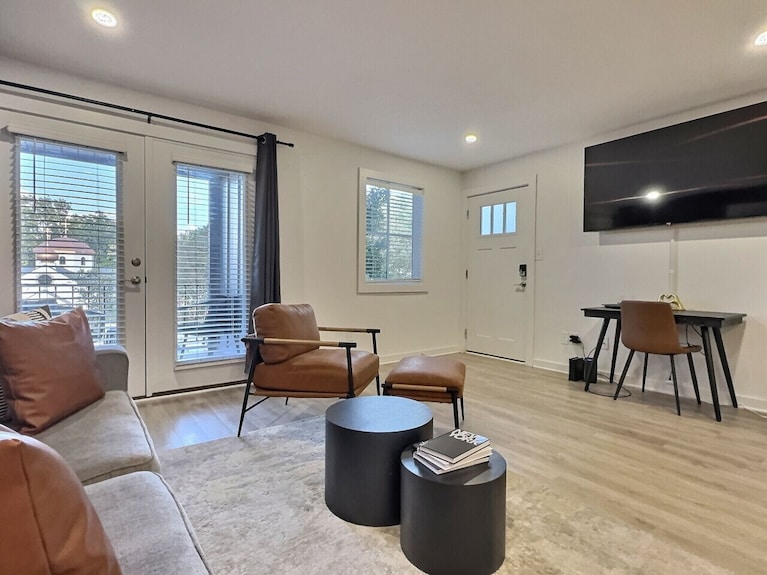 Central Bham Retreat W/ Private Balcony + Parking - 伯明罕