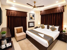 Quarto casal luxo, várias camas, ar-condicionado | Roupas de cama antialérgicas, escrivaninha, quartos à prova de som