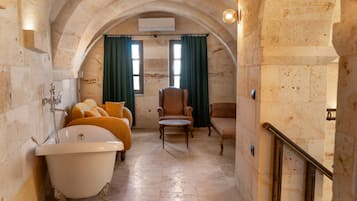 Quarto Duplo, 1 cama king-size, varanda, Vista para a cidade | Sala de estar