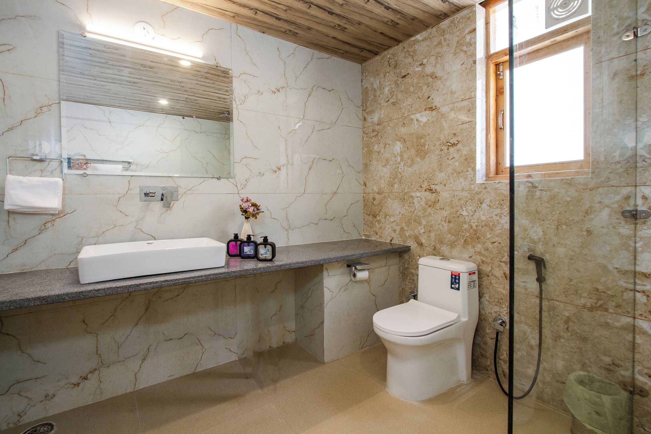 Quarto Duplo Deluxe, vista para a colina | Casa de banho | Um polibã, artigos de higiene pessoal grátis, toalhas fornecidas, sabão 