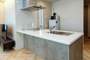 D(8p) | Cozinha privada | Um frigorífico, um micro-ondas, uma placa de cozinha 