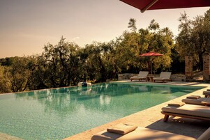 Piscina exterior, guarda-sóis, espreguiçadeiras