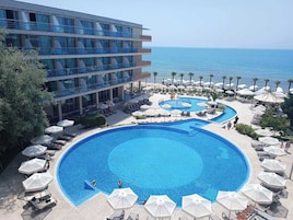Piscina externa sazonal, funciona das 9h às 18h30, guarda-sóis