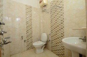 Quarto Duplo | Casa de banho | Um polibã, sabão, champô, papel higiénico