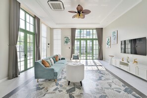 Villa Executiva | Sala de estar | TV de ecrã plano 