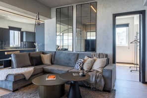 Apartamento, 3 quartos, varanda, vista para o mar | Cozinha privada | Um frigorífico, um micro-ondas, um forno, uma placa de cozinha 