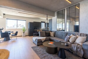 Apartamento, 3 quartos, varanda, vista para o mar | Cozinha privada | Um frigorífico, um micro-ondas, um forno, uma placa de cozinha 