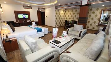 Quarto de Luxo | Minibar, Wi-fi grátis, roupa de cama fornecida