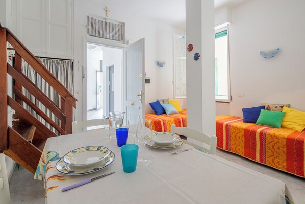 Apartamento | Cozinha privada | Um frigorífico, um micro-ondas, uma placa de cozinha 