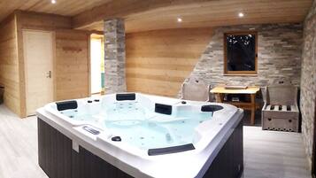 Chalet with Jacuzzi | Wi-Fi de cortesia