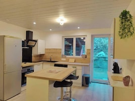 Apartamento, vista para a montanha | Cozinha privada | Uma cafeteira/bule, um frigorífico/congelador grande, um micro-ondas
