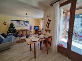 Apartamento, varanda, vista para a montanha | Sala de estar