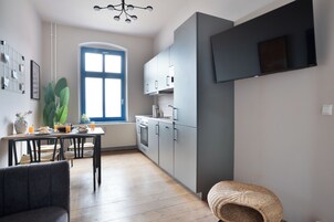Apartamento Clássico, 2 quartos | Cozinha privada | Um frigorífico, um micro-ondas, uma placa de cozinha 
