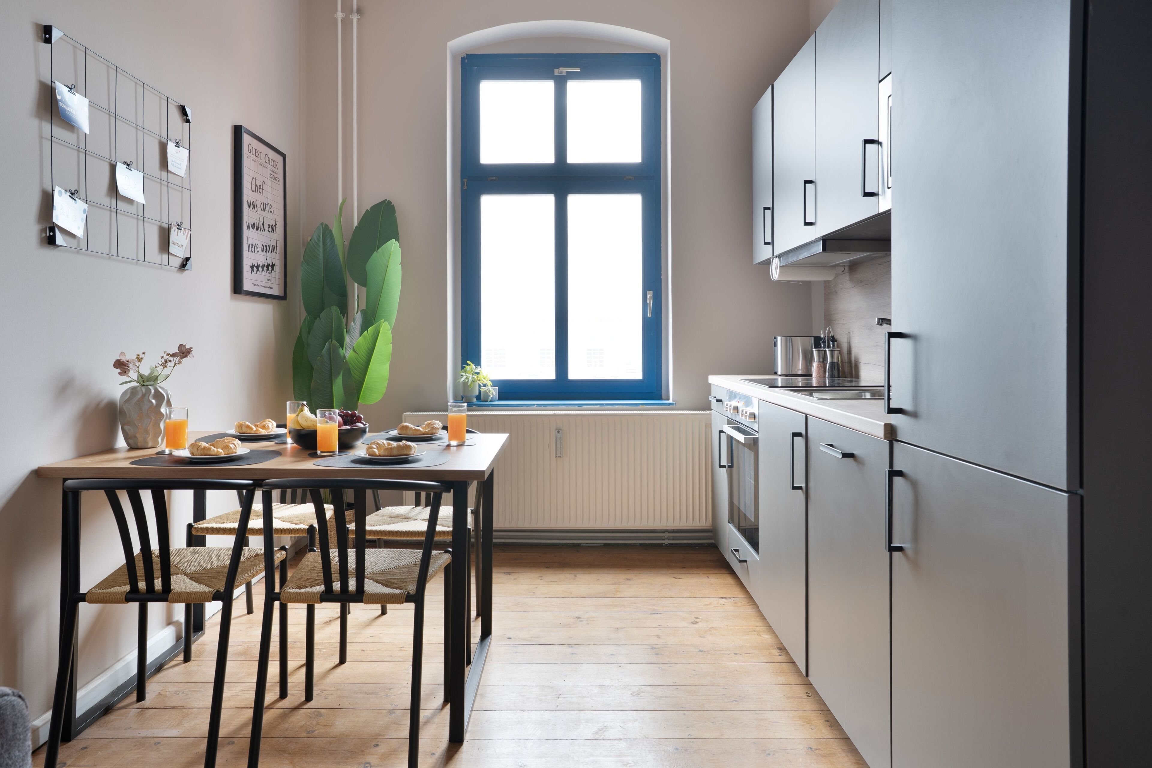 Apartamento luxo, 2 quartos | Cozinha privada | Geladeira, micro-ondas, cooktop, chaleira elétrica