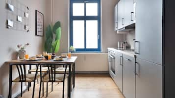 Apartamento luxo, 2 quartos | Cozinha privada | Geladeira, micro-ondas, cooktop, chaleira elétrica