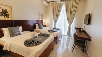 Quarto Twin, varanda, Vista para a cidade | Cofre no quarto, secretária