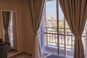 Quarto casal standard, sacada, vista para a cidade | Cofres nos quartos, escrivaninha, espaço de trabalho para notebook