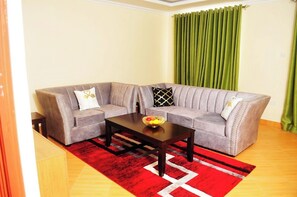 Apartamento Deluxe, Vista para a cidade | Sala de estar | Smart TV de 32 polegadas com canais digitais 