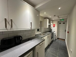 Quarto solteiro standard | Cozinha privada | Geladeira grande, micro-ondas, fogão, cooktop