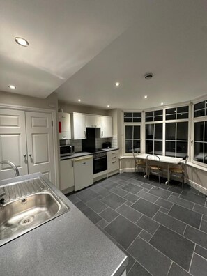 Quarto casal standard | Cozinha privada | Geladeira grande, micro-ondas, fogão, cooktop