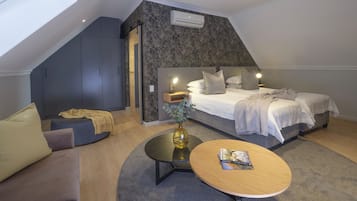 Quarto Twin, varanda, vista para o pátio | Cofre no quarto, ferro/tábua de engomar, Wi-fi grátis