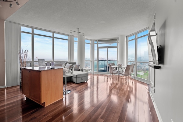 Condo grand, 1 quarto, sacada, vista para a cidade | Área de estar | TV de tela plana 43 polegadas com canais via satélite, Netflix