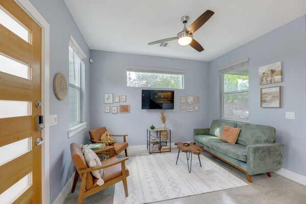 6 Mi To Dtwn: Austin Escape W/ Private Yard - Austin, TX