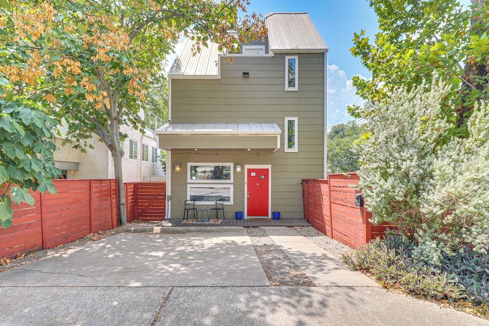 Cowboy Pool & Balcony: Home 1 Mi To Dtwn Austin! - Austin, TX