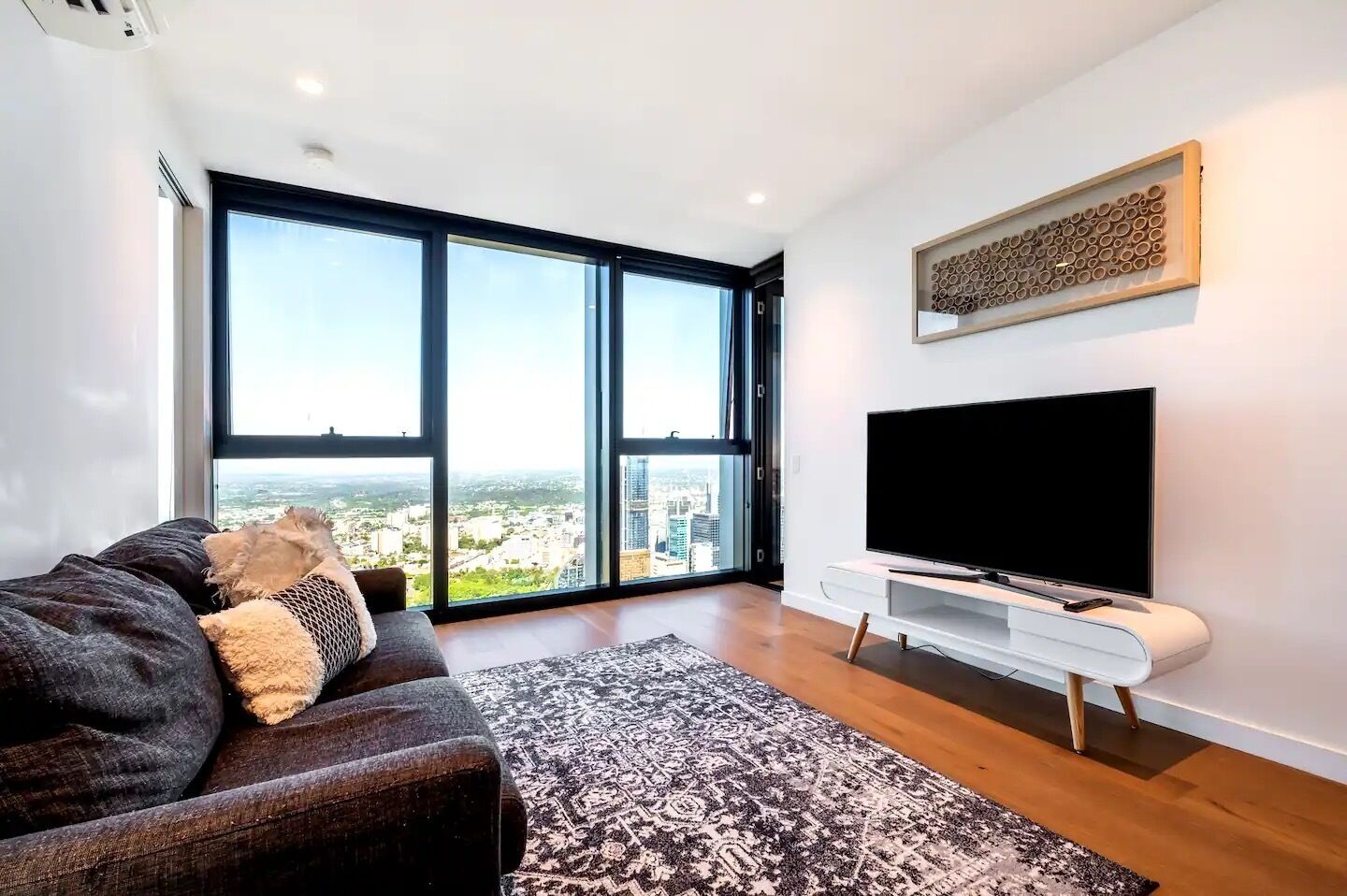 Amazing Melbourne View From Level 73 With Parking, Gym, Pool, And Balcony. - Brunswick