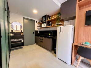 Apartamento | Cozinha privada | Micro-ondas, cooktop, talheres/pratos/utensílios de cozinha
