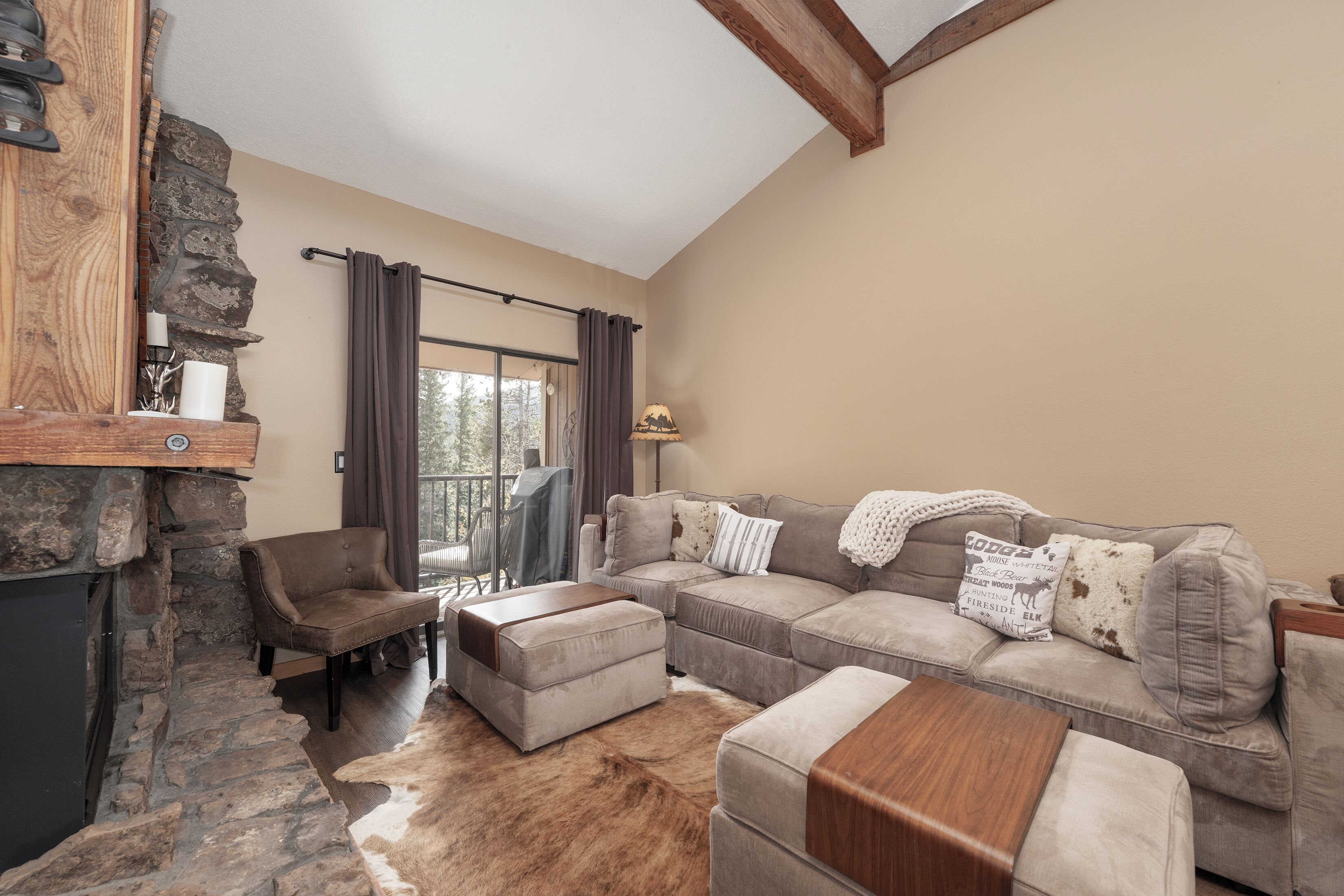 Elegant 2 Bedroom, Vaulted Ceilings, Renovated - Winter Park, CO