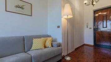 Apartamento, 1 quarto, varanda | Sala de estar | Televisor de 30 polegadas com canais via satélite