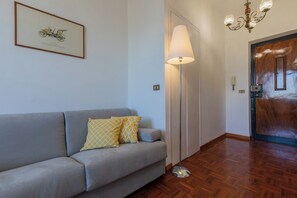 Apartamento, 1 quarto, varanda | Sala de estar | Televisor de 30 polegadas com canais via satélite 