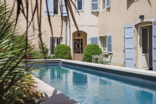 Piscina exterior, espreguiçadeiras 