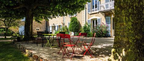 Casa grand, 4 quartos, piscina particular, vista para o parque | Área de estar | Livros
