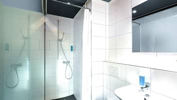 Quarto casal standard, 1 cama de casal, vista para a cidade | Banheiro | Chuveiro, produtos de toalete grátis, secador de cabelo