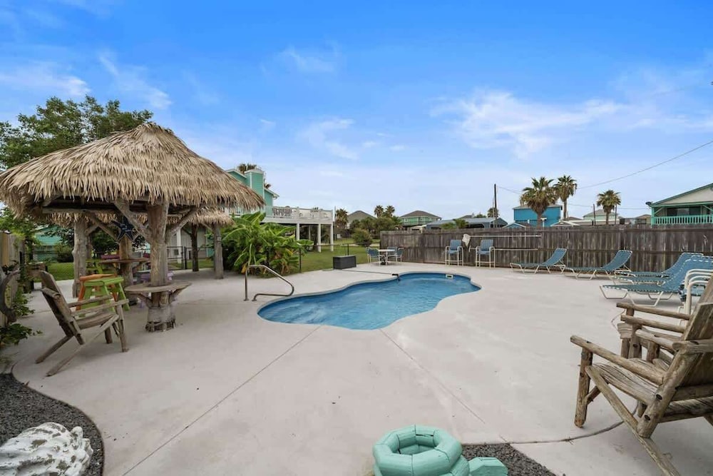 The Beachy Turtle – Crystal Beach Retreat w/ Pool - Crystal Beach | Vrbo