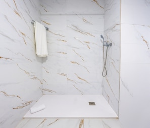 Quarto Comfort, Vista para a cidade | Casa de banho | Toalhas fornecidas, sabão, champô, papel higiénico