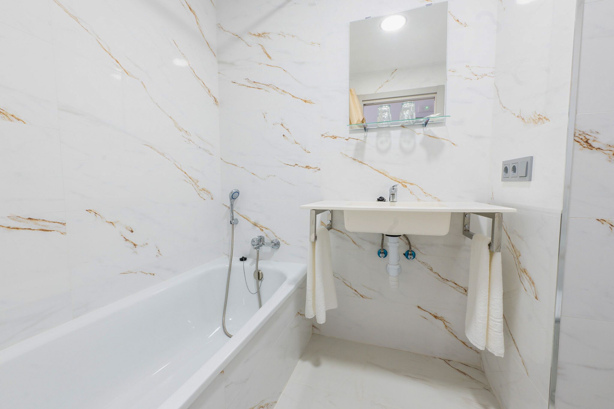 Toalhas de banho, sabonete, shampoo, papel higiênico