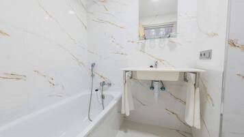 Toalhas de banho, sabonete, shampoo, papel higiênico