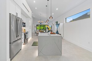 Amazing 4-bedroom house, pool, hot tub and fitness room near the beach ...