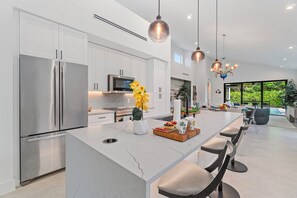 Amazing 4-bedroom house, pool, hot tub and fitness room near the beach ...