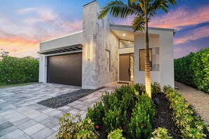 Amazing 4-bedroom house, pool, hot tub and fitness room near the beach ...