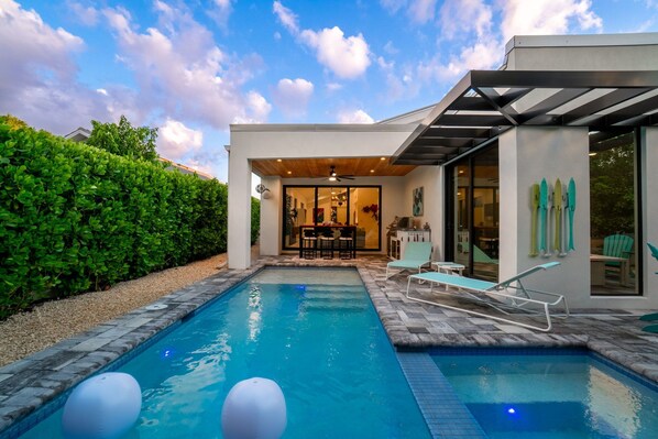 Amazing 4-bedroom house, pool, hot tub and fitness room near the beach ...