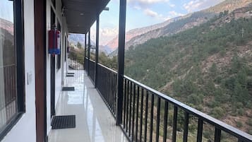 Quarto Duplo Deluxe, varanda, vista para a montanha | Terraço/pátio interior