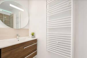 Apartamento | Casa de banho | Artigos de higiene pessoal grátis, um secador de cabelo 