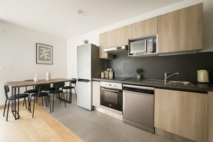 Apartamento | Cozinha privada | Um frigorífico, um micro-ondas, um forno, uma placa de cozinha 
