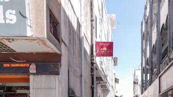 Fachada do alojamento (tarde/noite)